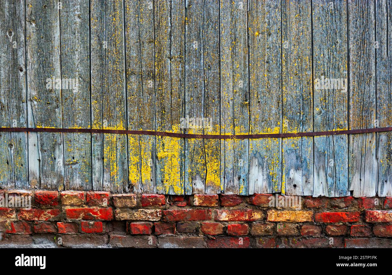 Old red brick fence hi-res stock photography and images - Alamy
