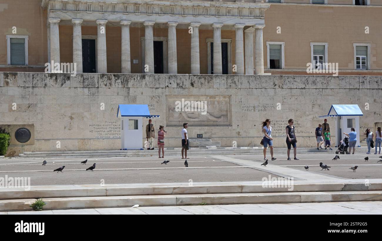 Few tourists guards in front of hellenic parliament building in hi-res ...