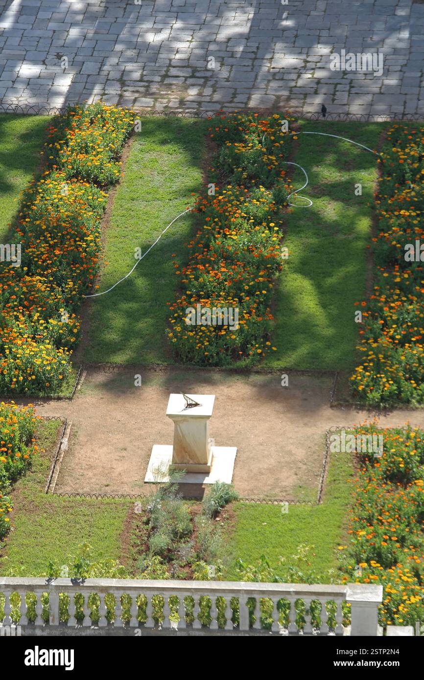 Garden sundial column hi-res stock photography and images - Alamy