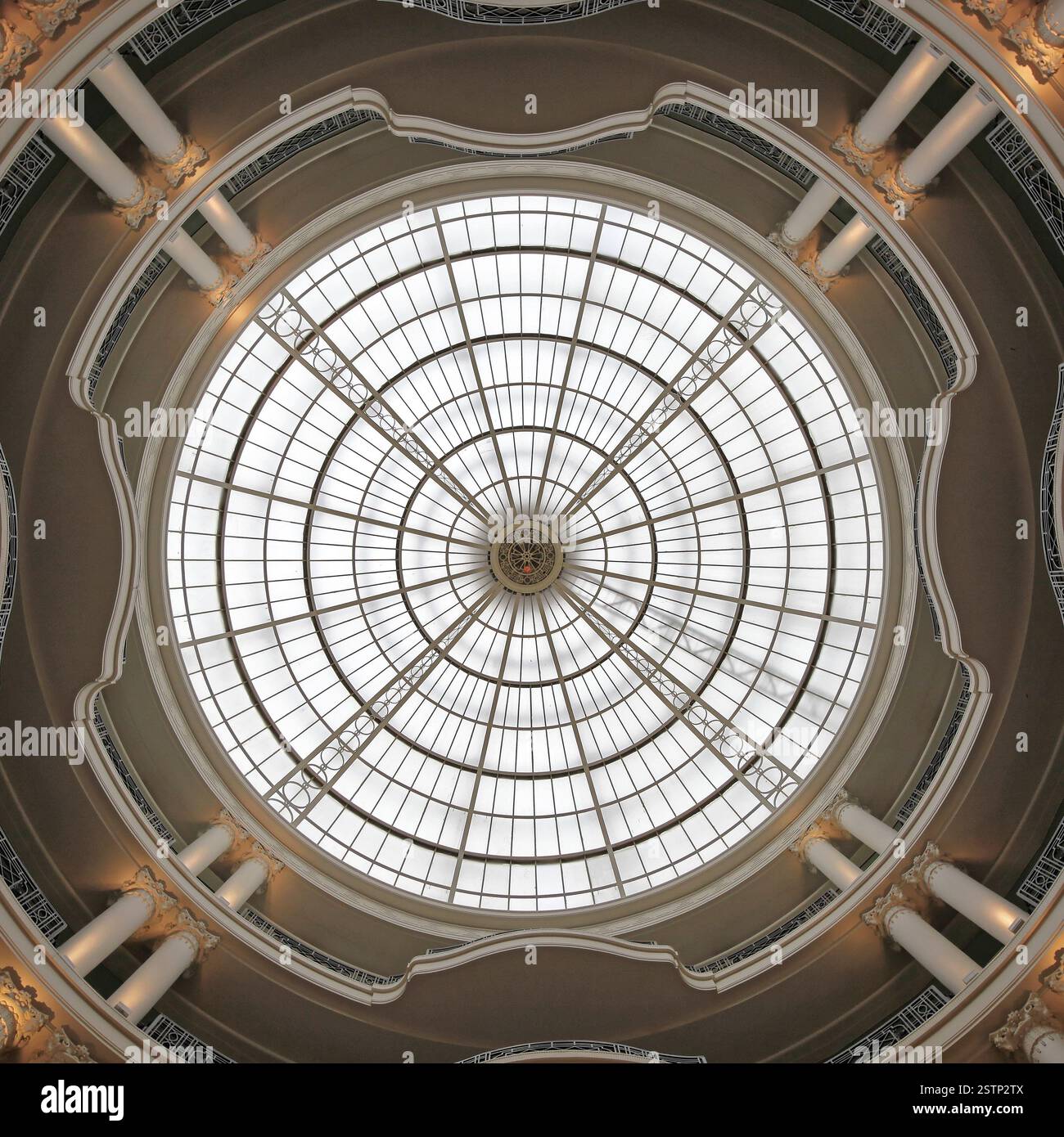 Circle skylight hi-res stock photography and images - Alamy