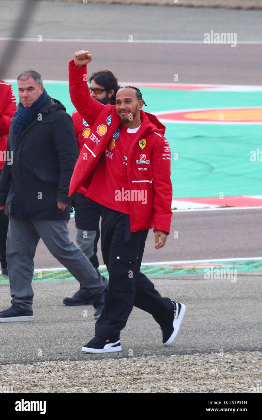 Lewis Hamilton in pista a Fiorano con la nuova Ferrari SF-25 sport ...