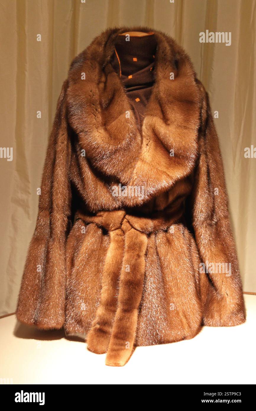 Expensive fur coat hi-res stock photography and images - Alamy
