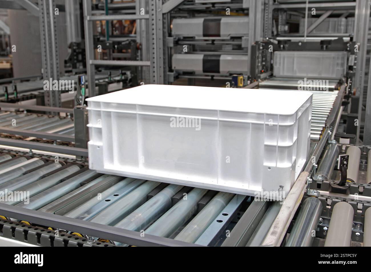 Box shipping conveyor hi-res stock photography and images - Alamy