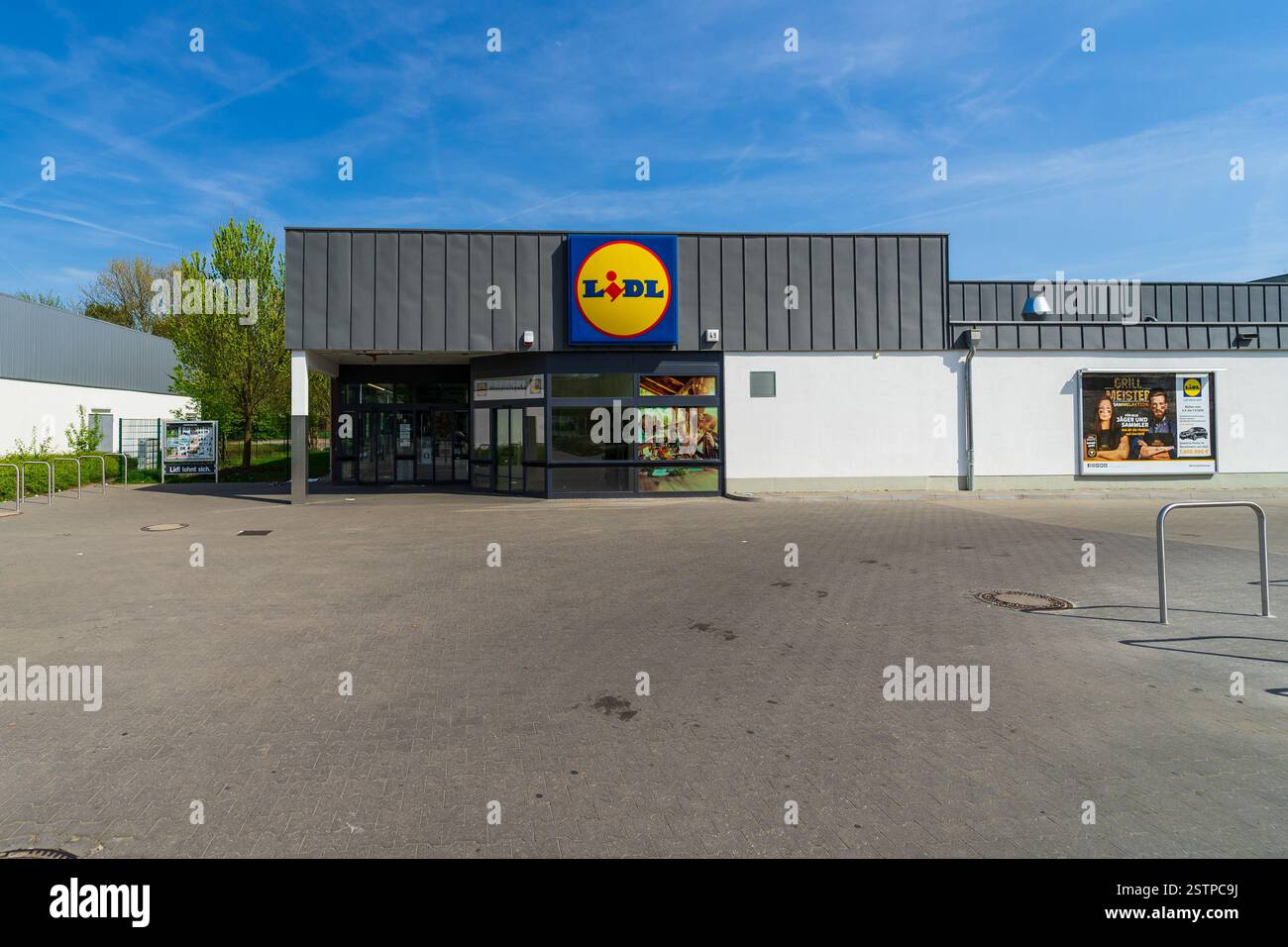 Lidl germany entrance hi-res stock photography and images - Alamy