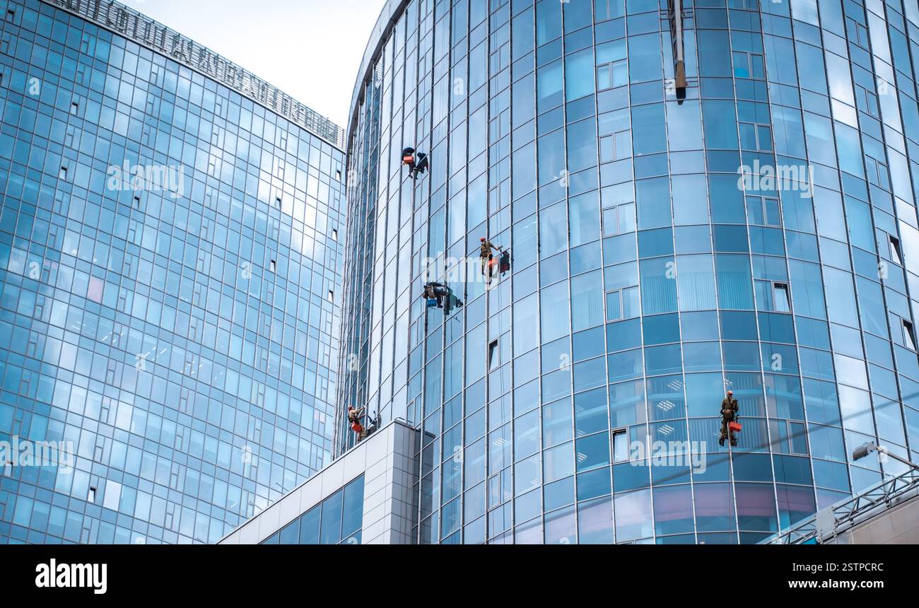 Workers washing windows in the office building Stock Photo - Alamy