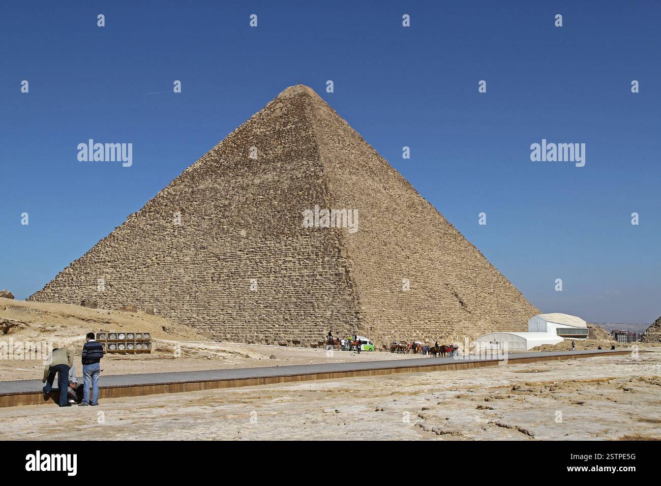 People pyramid building hi-res stock photography and images - Alamy