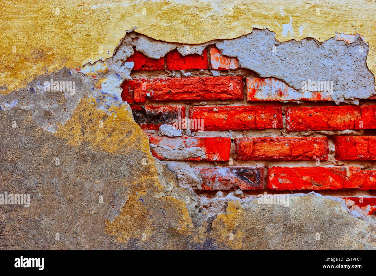 Damaged cement wall exposed hi-res stock photography and images - Alamy