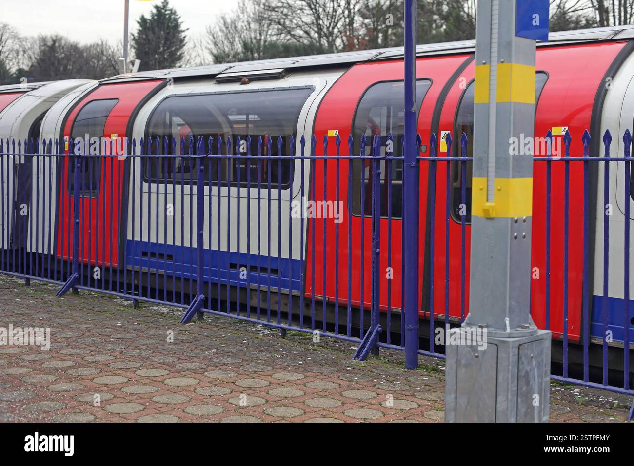 England closed train station hi-res stock photography and images - Alamy