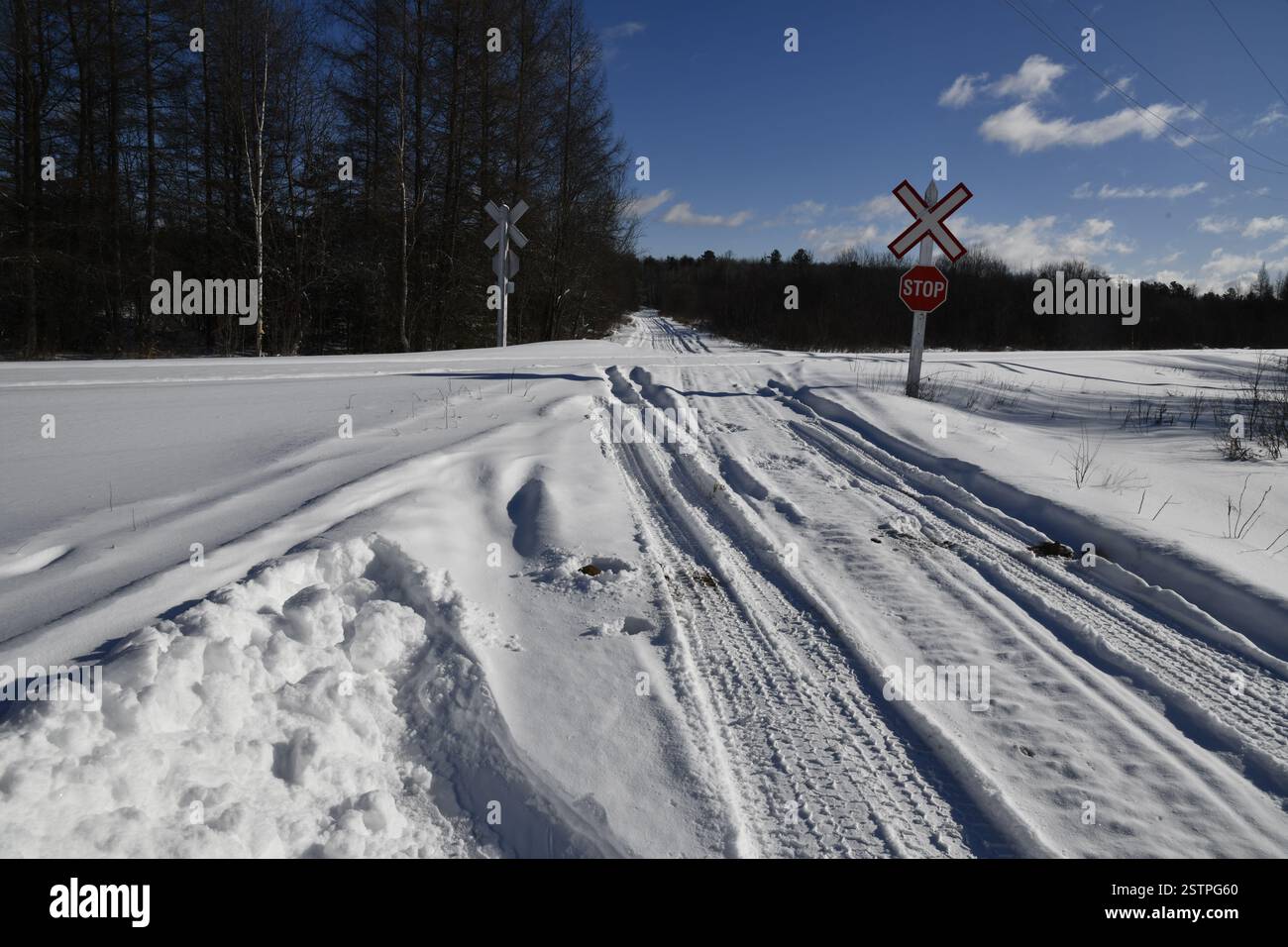 Crossing in wintyer hi-res stock photography and images - Alamy