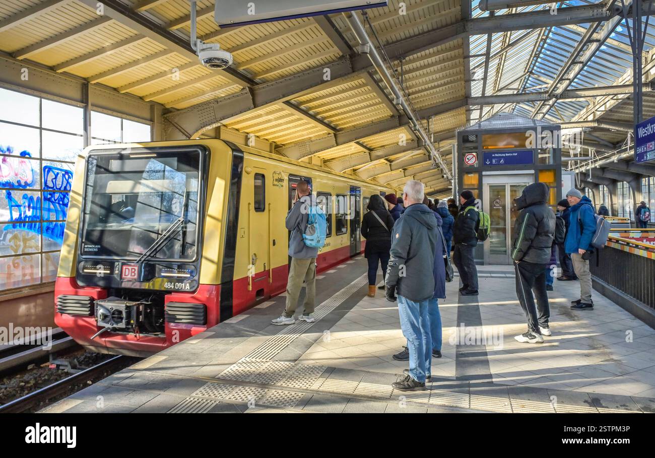 S-Bahn, Ringbahn, Westkreuz, Charlottenburg, Berlin, Deutschland *** S ...