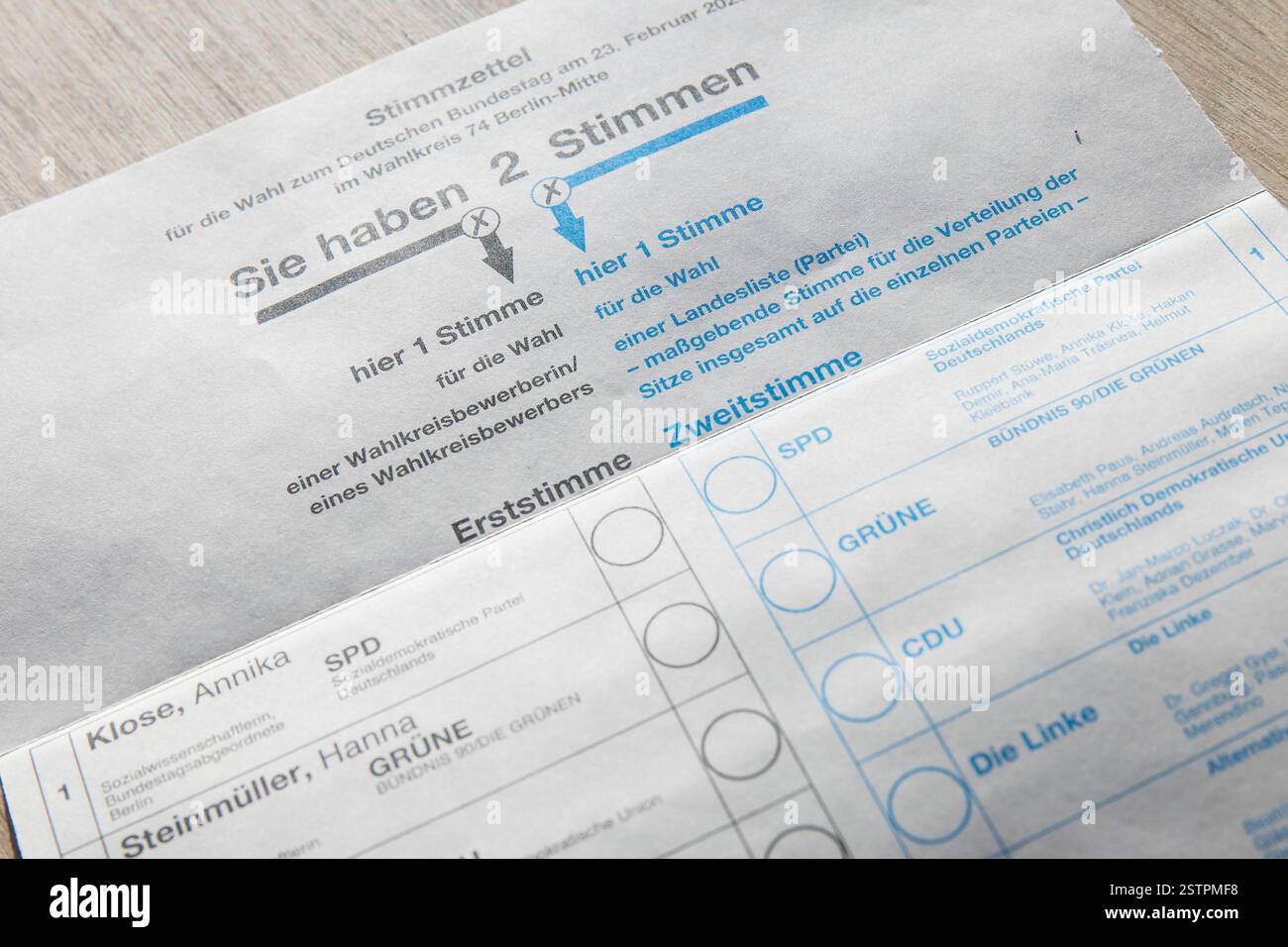 Bundestagswahl, Wahlplakate in Potsdam, 19.02.2025 Wahlunterlagen mit ...