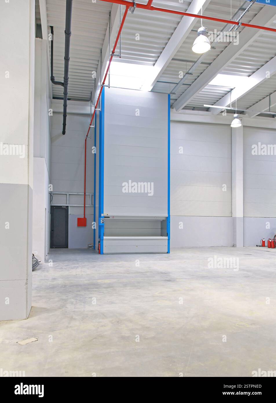 Automated Vertical Carousel Storage Shelf in Distribution Warehouse ...