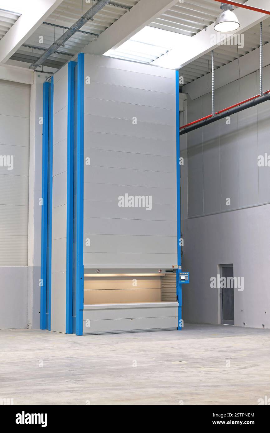 Vertical Rotating Carousel Storage Shelf in Distribution Warehouse ...