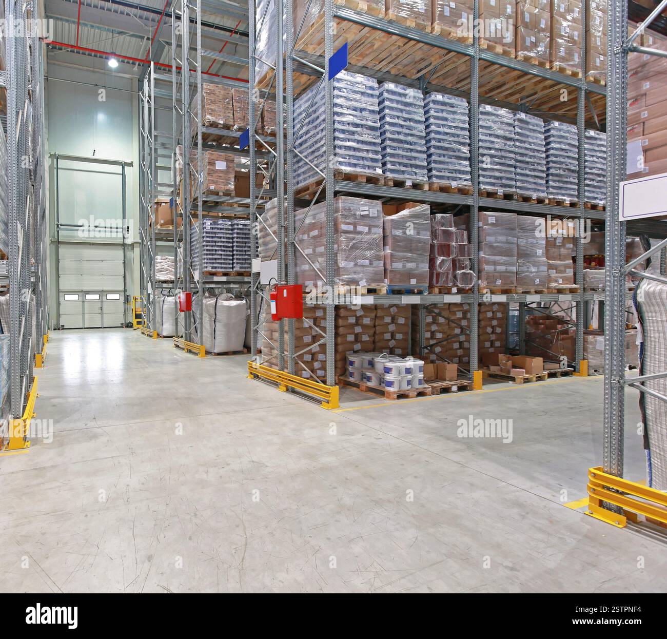 Distribution Warehouse Interior Stock Photo - Alamy