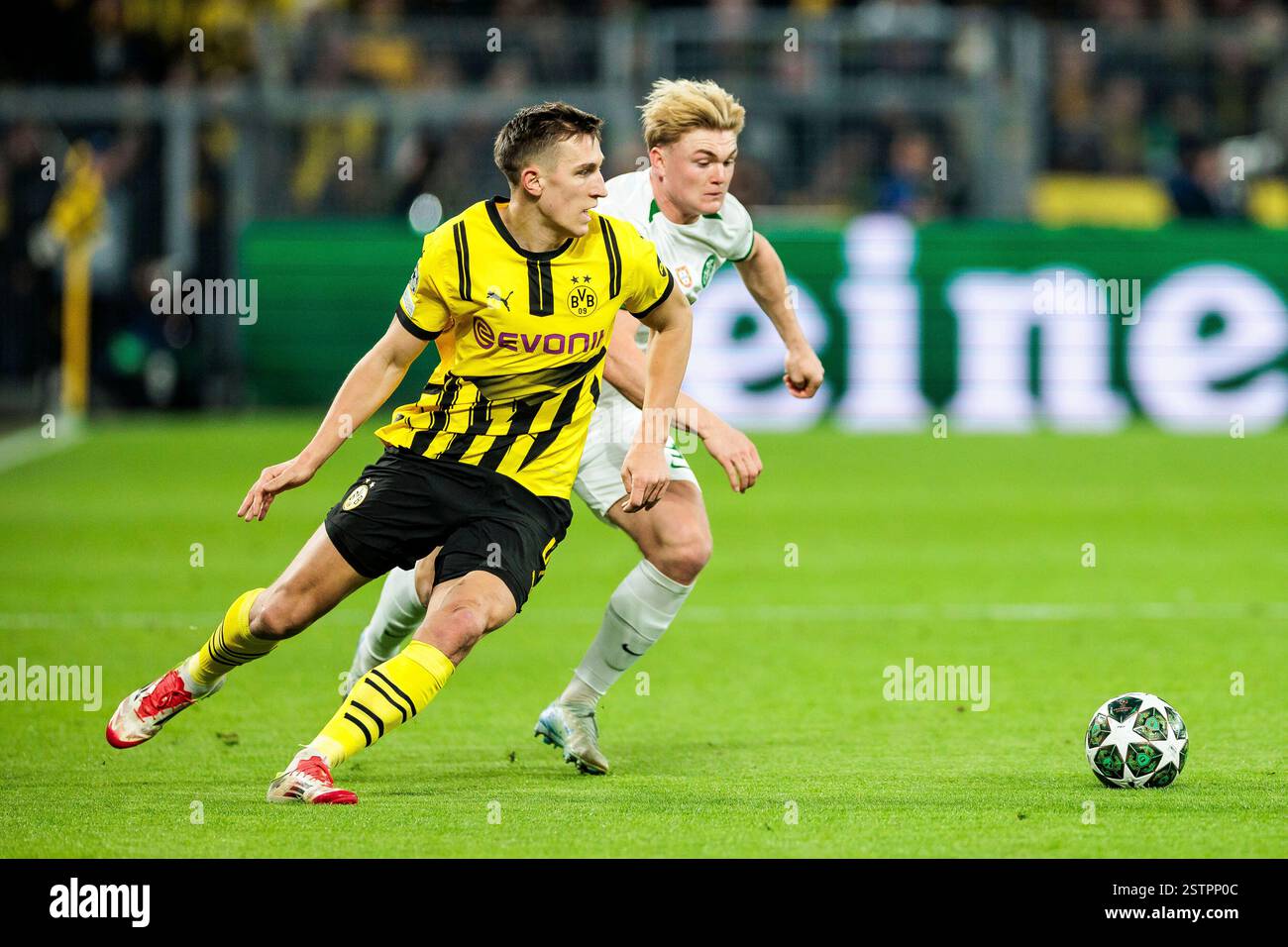 Dortmund, Deutschland. 19th Feb, 2025. Zweikampf Nico Schlotterbeck (Borussia Dortmund, 4 ...