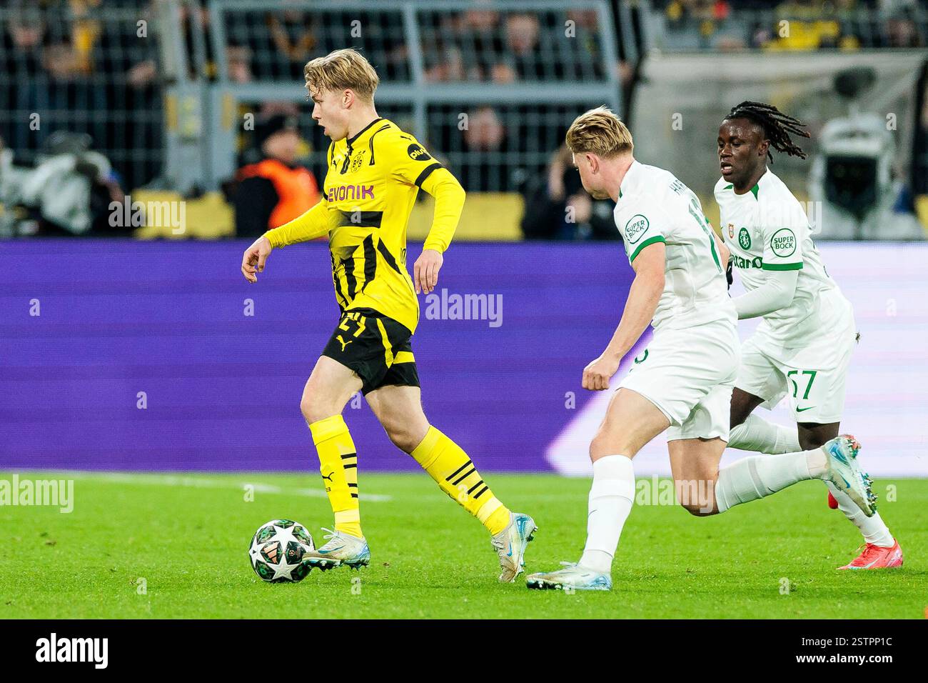 Dortmund, Deutschland. 19th Feb, 2025. Daniel Jonathan Svensson (Borussia Dortmund, 24) am Ball ...