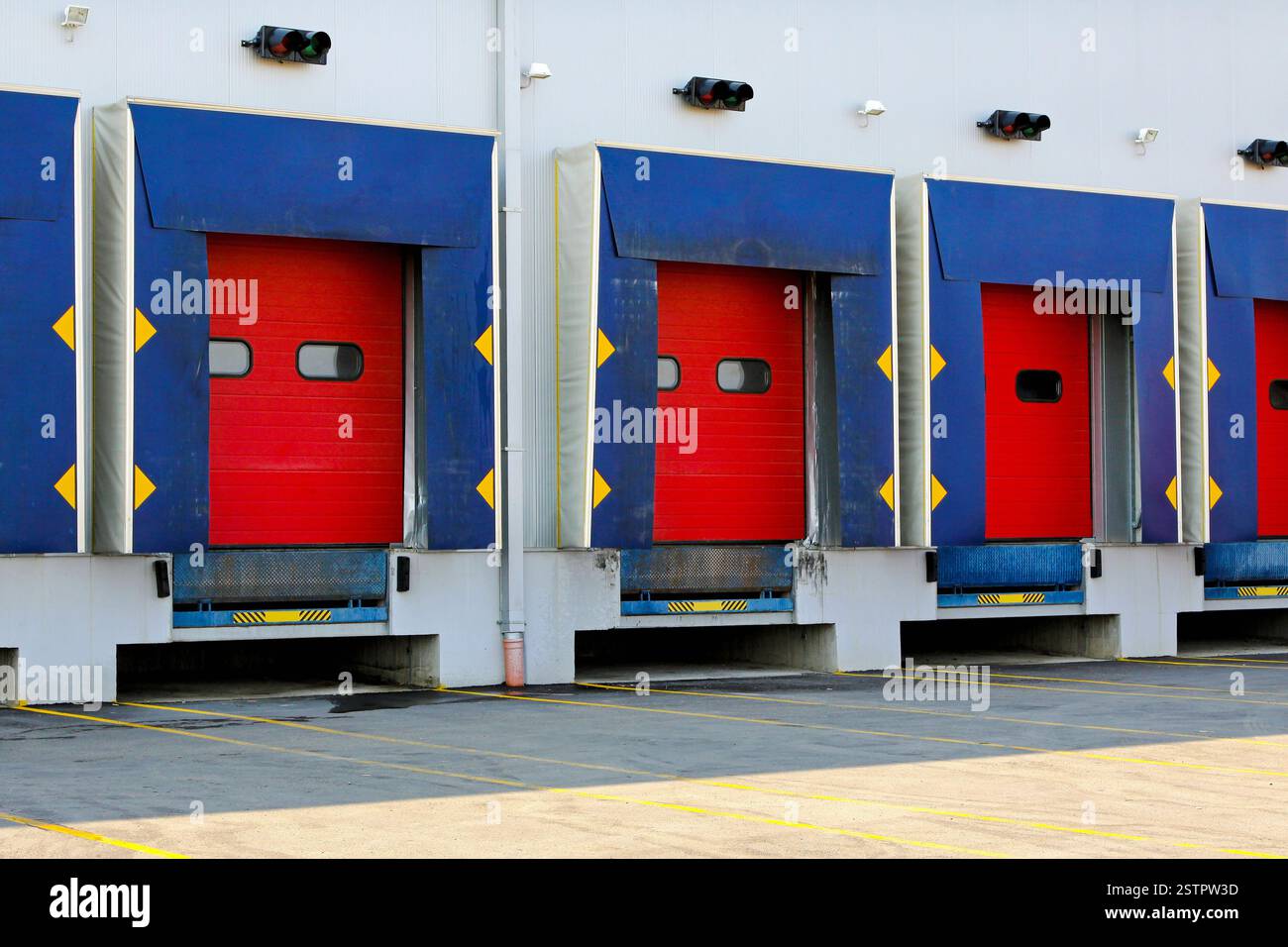 Loading bay doors hi-res stock photography and images - Alamy