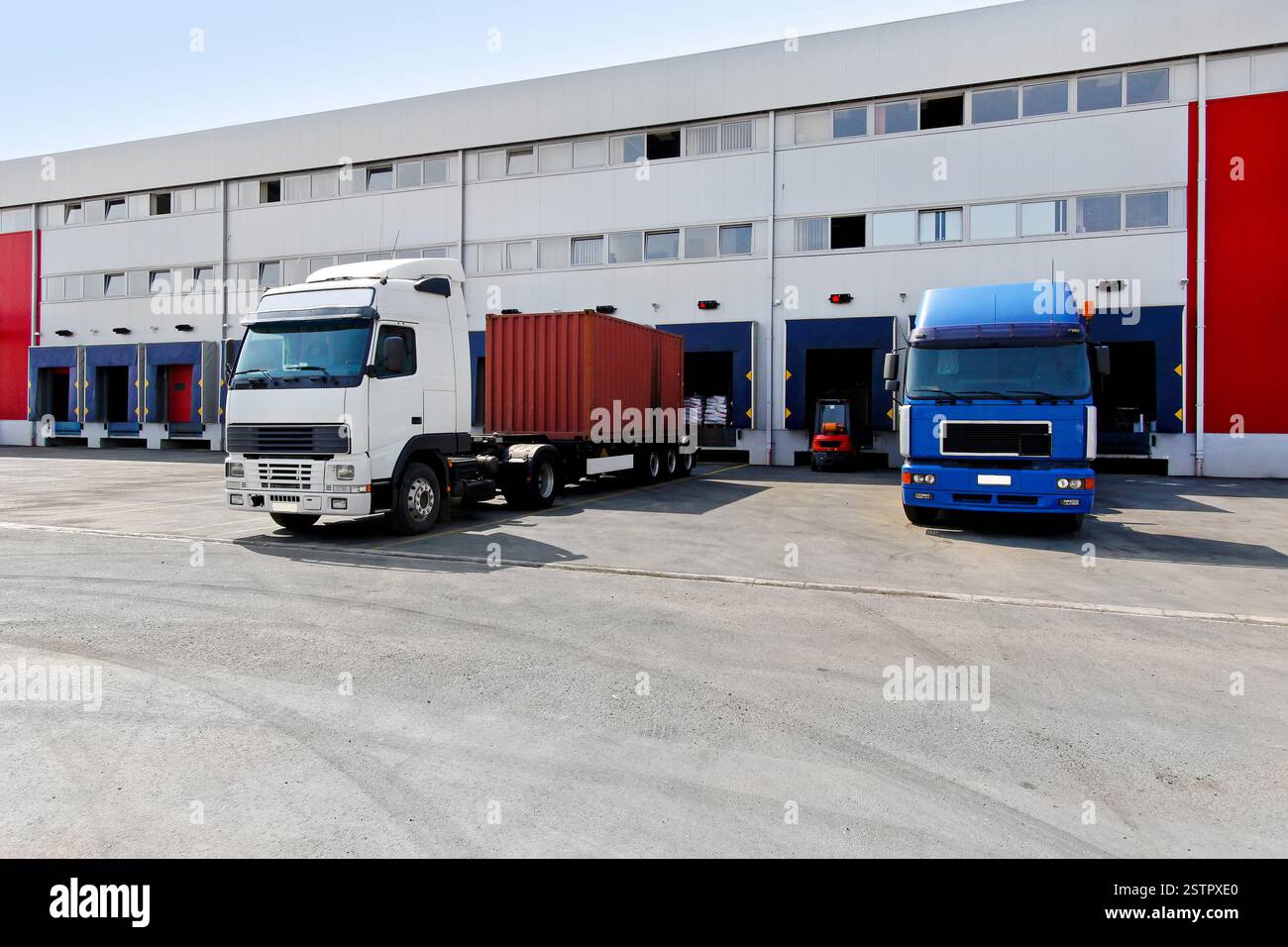 Loading bay and trucks hi-res stock photography and images - Alamy