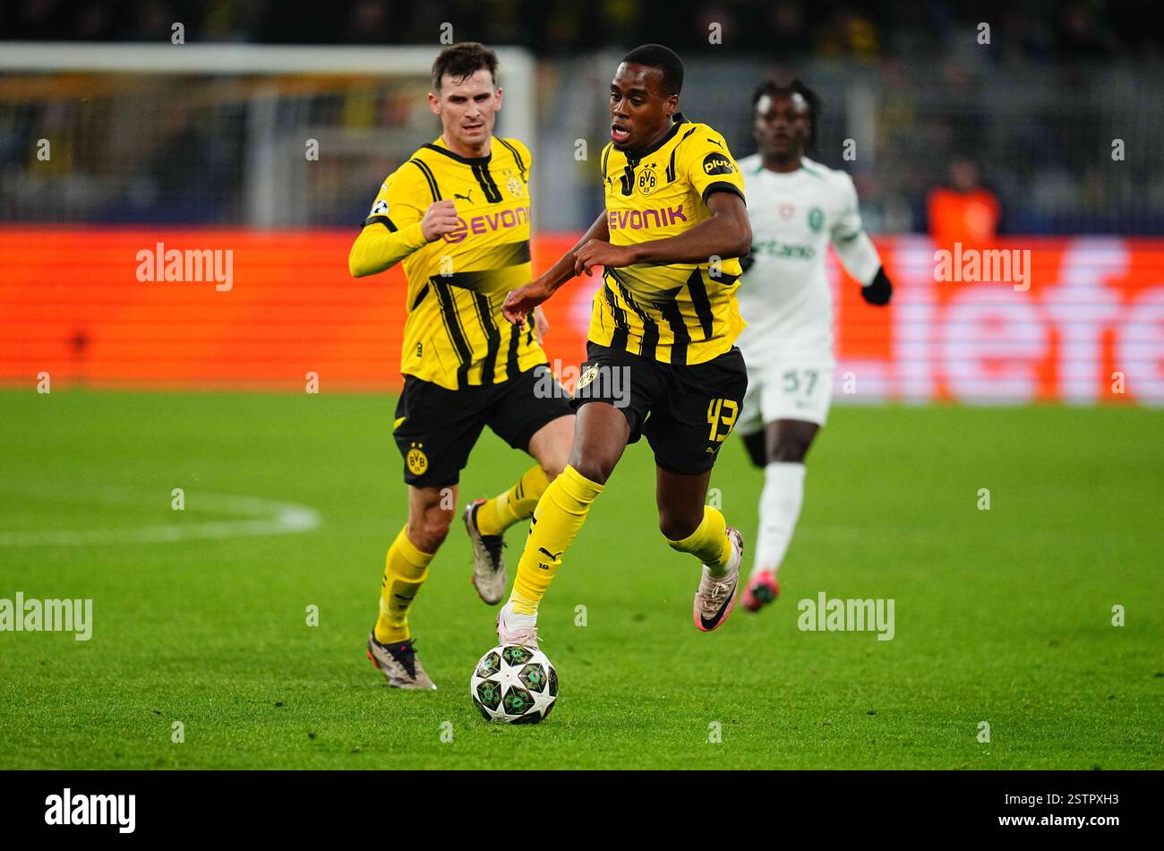 Dortmund, Germany. 19th Feb, 2025. February 19 2025: Jamie Gittens of Borussia Dortmund controls ...