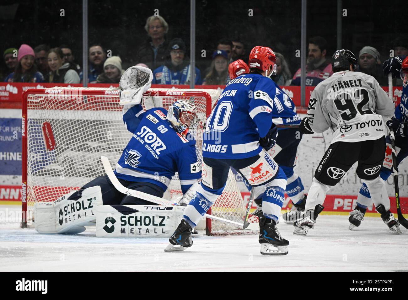 Joacim Eriksson (Schwenninger Wild Wings #60) pariert einen Schuss ...
