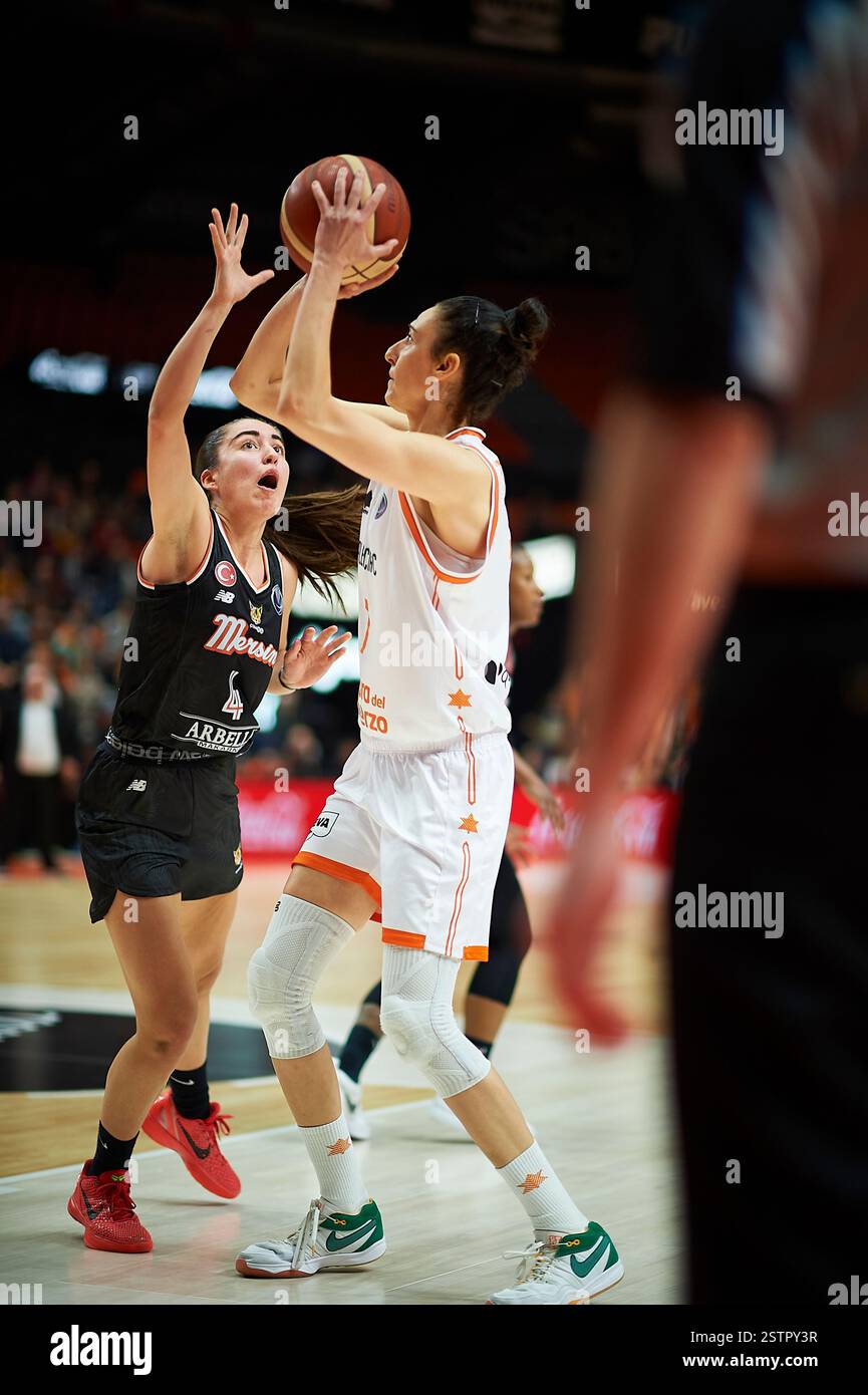 Marine Fauthoux of CIMSA CBK Mersin (L) and Alba Torrens of Valencia ...