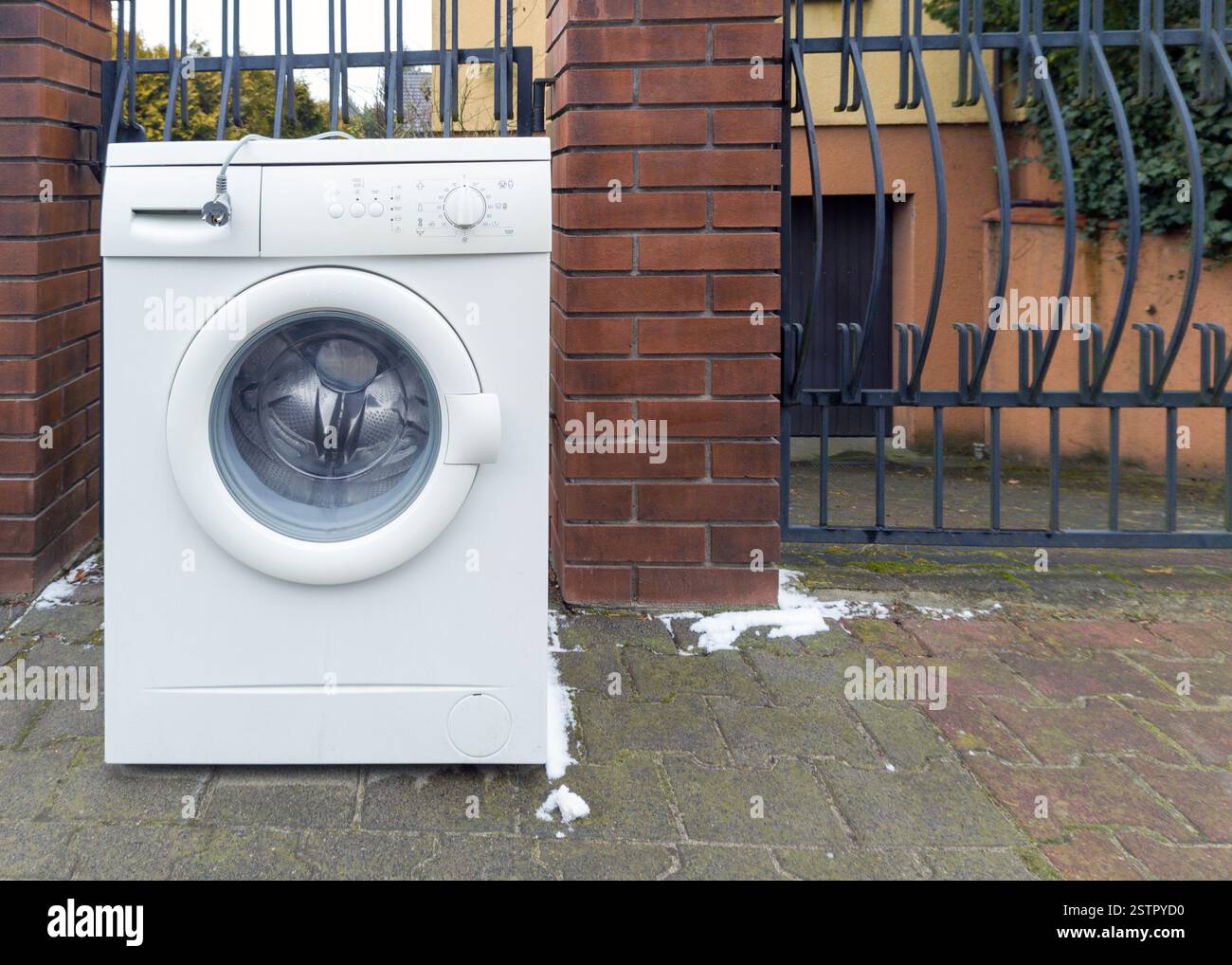 Old Broken Washing Machine Left on the Street Stock Photo - Alamy