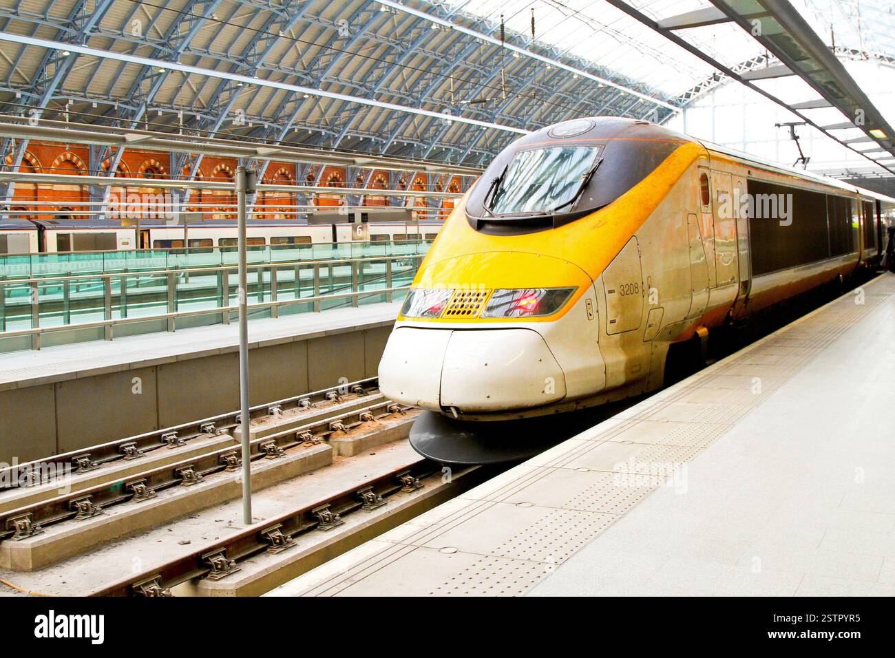 Fast train locomotive at st pancras london platform hi-res stock ...