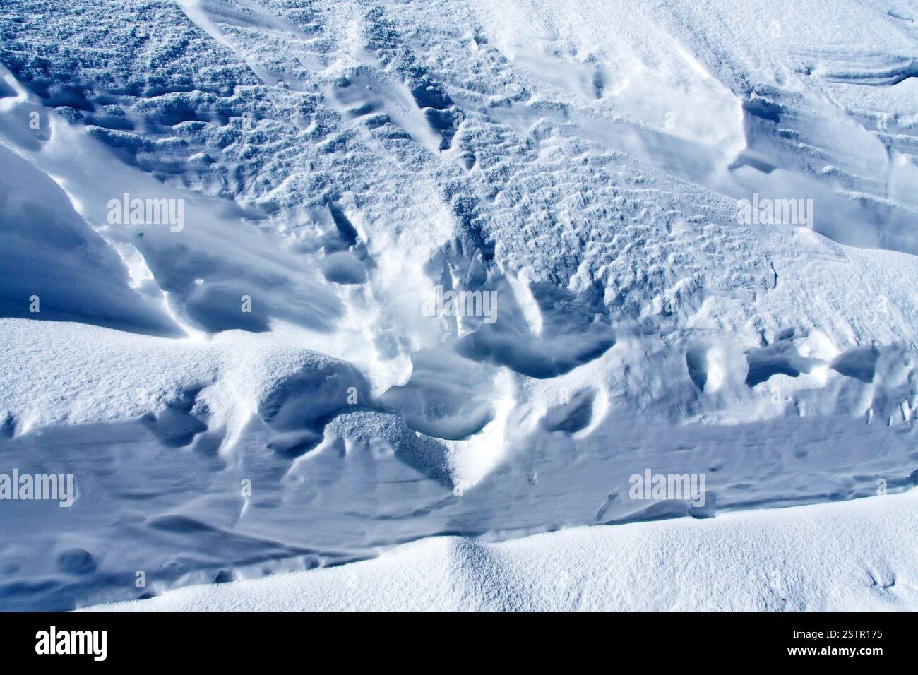 Layers of snow hi-res stock photography and images - Alamy