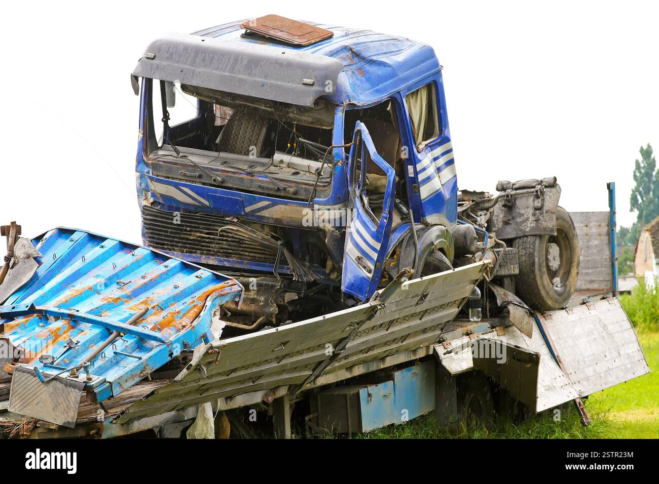 Semi trailer truck accident hi-res stock photography and images - Alamy