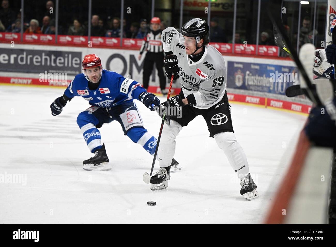 Schwenningen, Deutschland. 19th Feb, 2025. (v.l.n.r.) Daryl Boyle ...