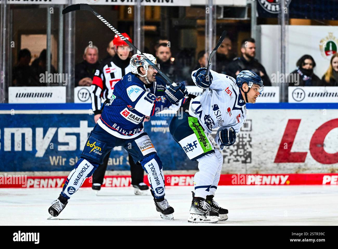 Iserlohn, Deutschland. 19th Feb, 2025. Tim Brunnhuber (Straubing Tigers ...