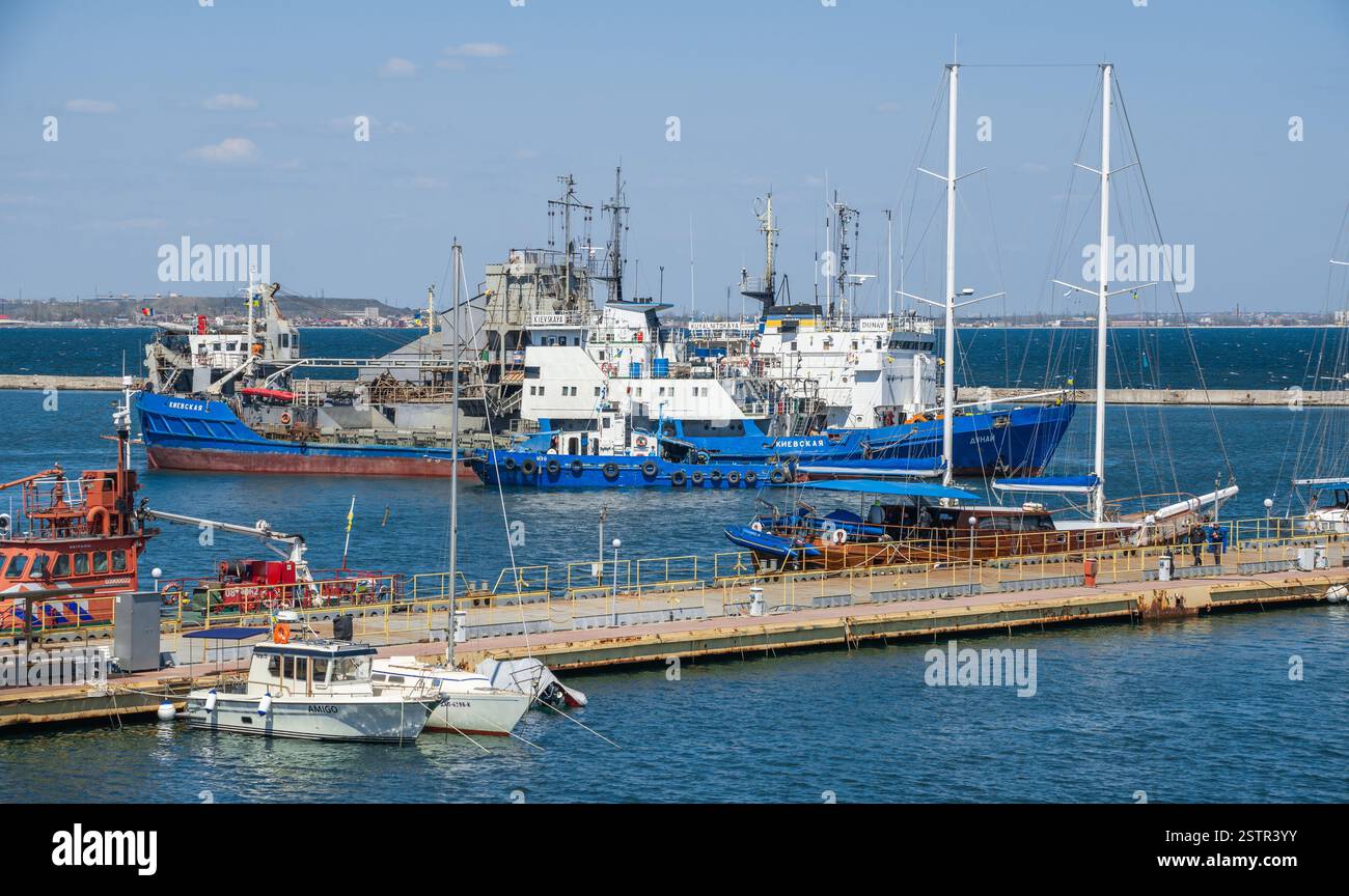 Yachts in seaport hi-res stock photography and images - Alamy