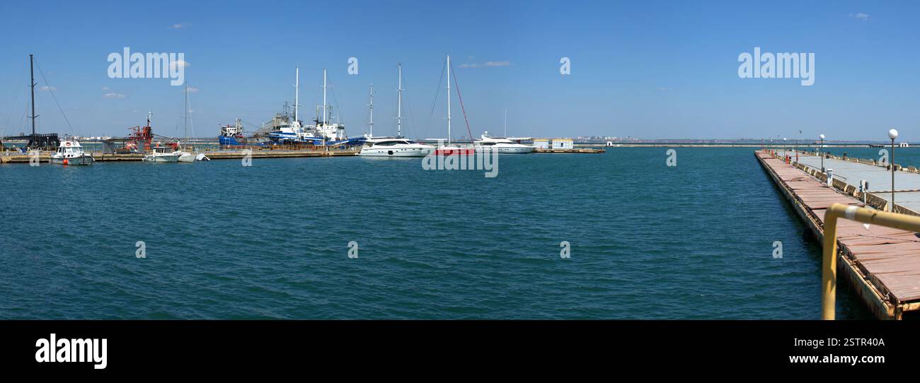Yachts in seaport hi-res stock photography and images - Alamy