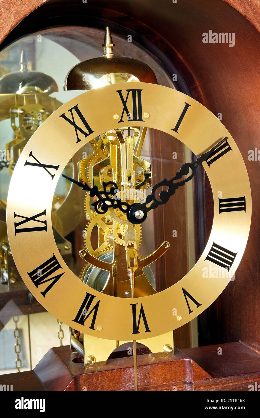 Analogue clock hi-res stock photography and images - Alamy