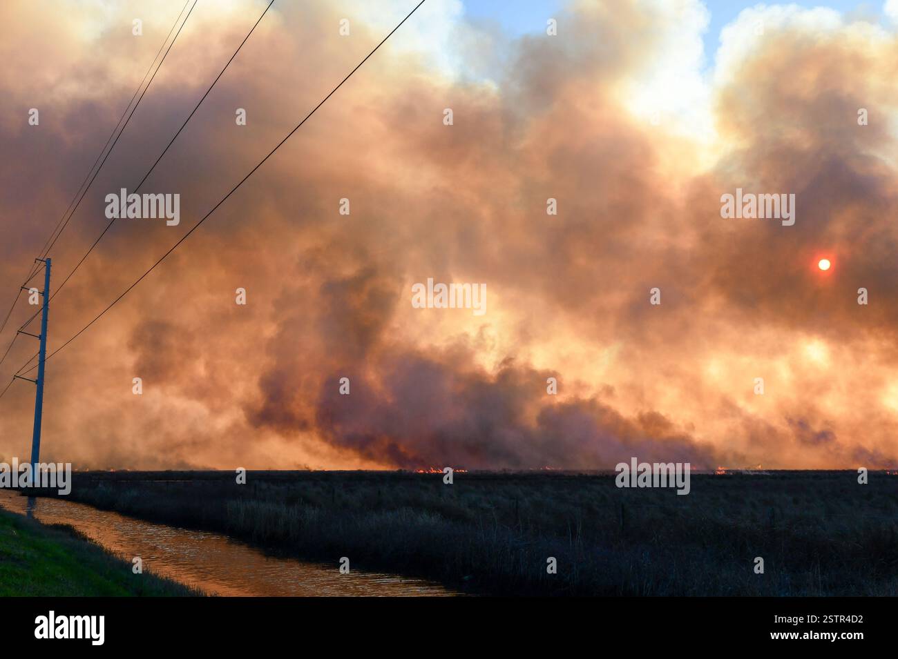 Middleton wildfire near Stowell in Texas Stock Photo - Alamy
