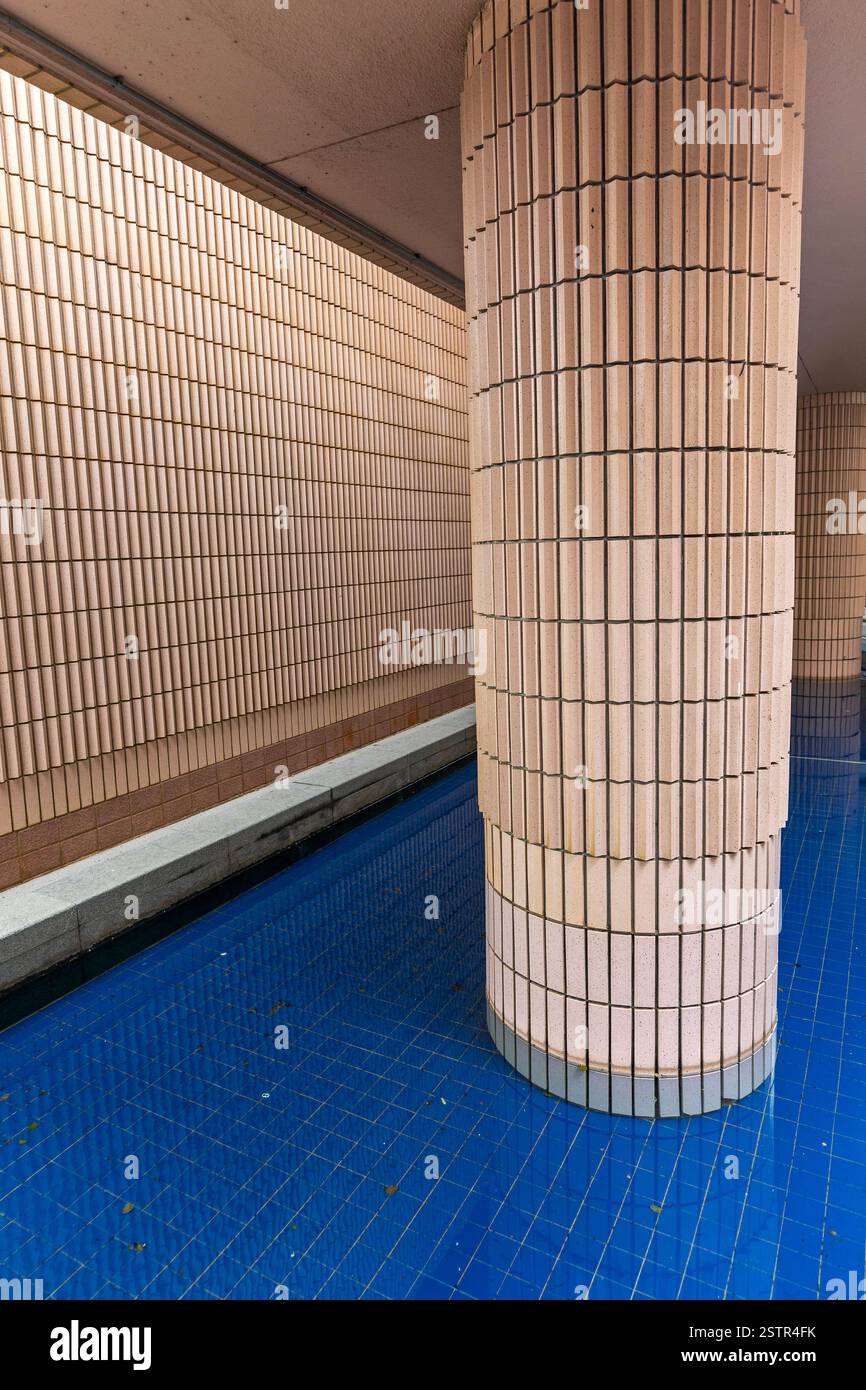 Pillar tiles hi-res stock photography and images - Alamy
