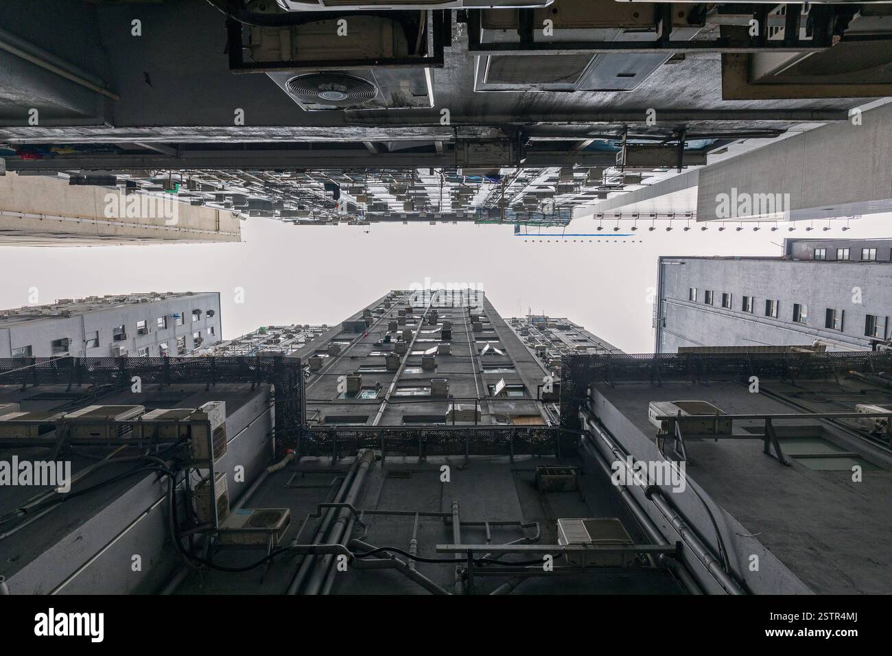 Skyscraper alley hi-res stock photography and images - Alamy