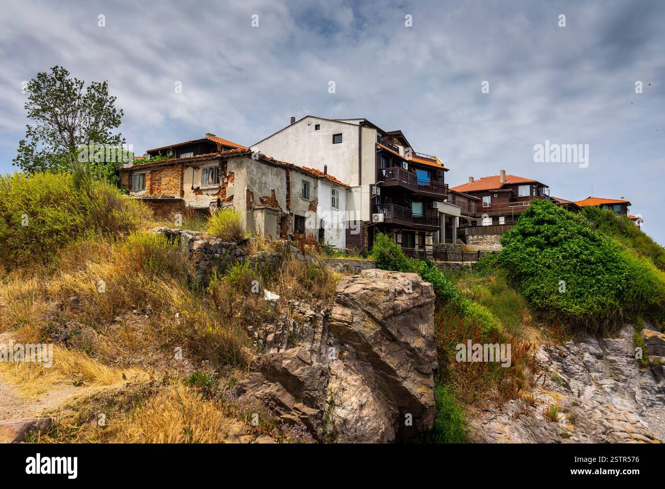 Stone house on cliff hi-res stock photography and images - Alamy
