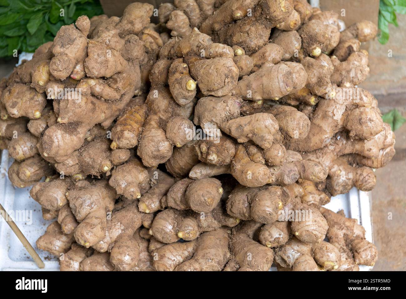 Ginger roots market hi-res stock photography and images - Alamy