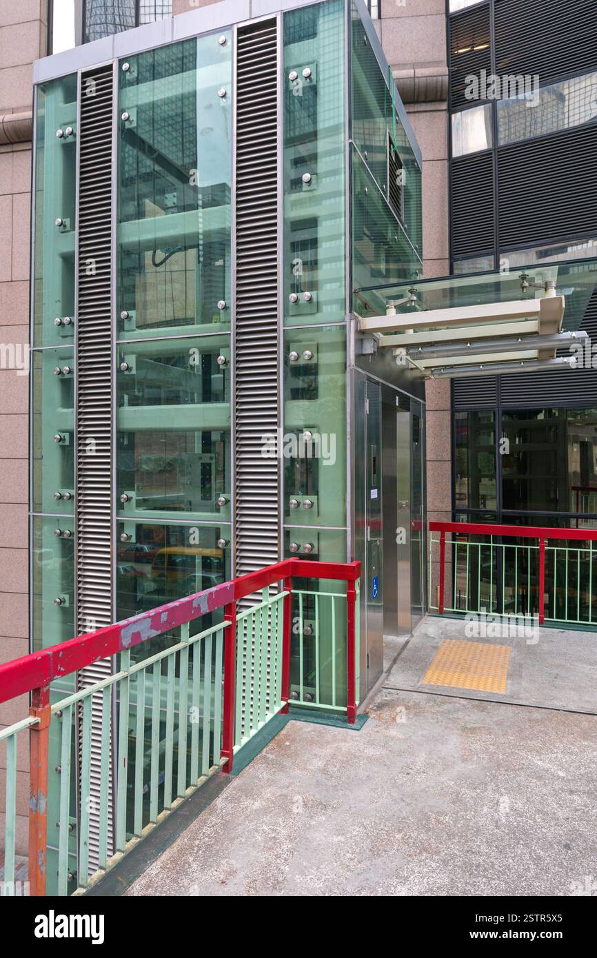 Glass elevator exterior hi-res stock photography and images - Alamy