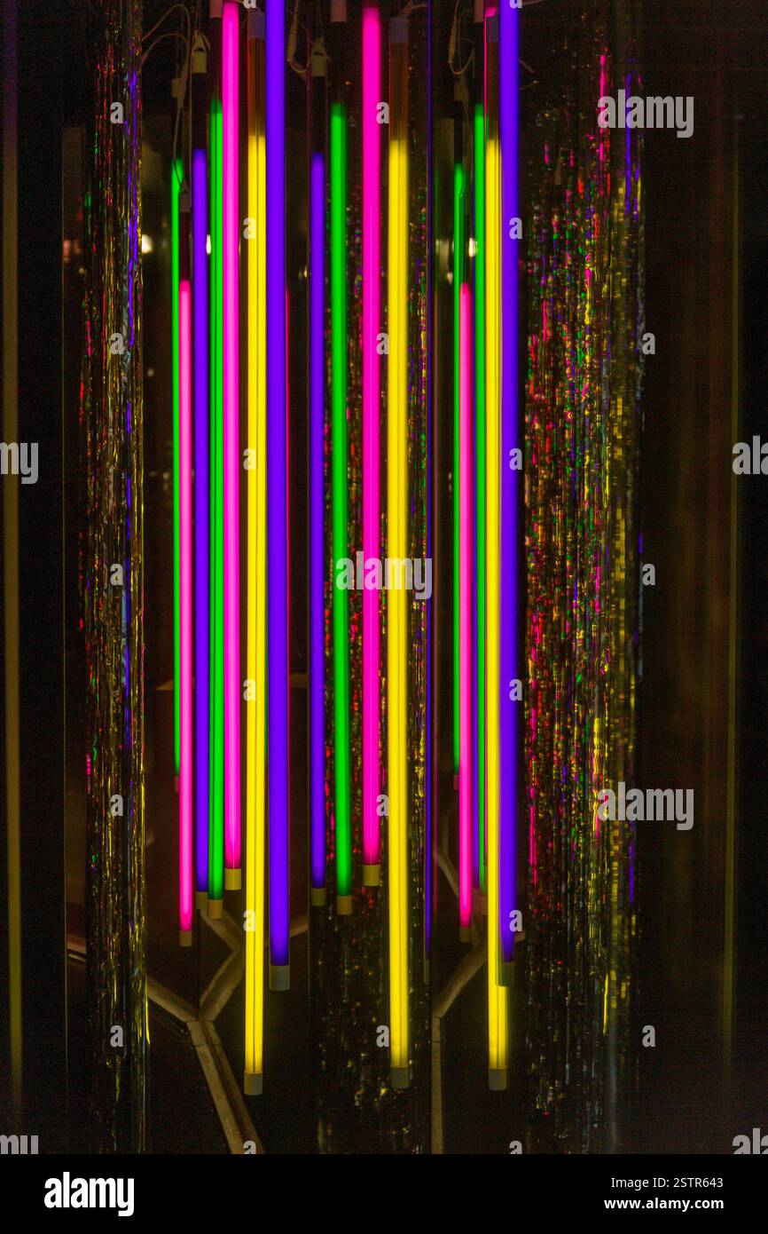 Long fluorescent lights hi-res stock photography and images - Alamy