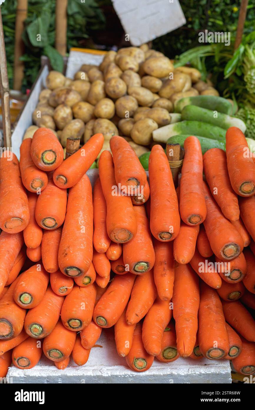 Bunch carrots market stall hi-res stock photography and images - Alamy
