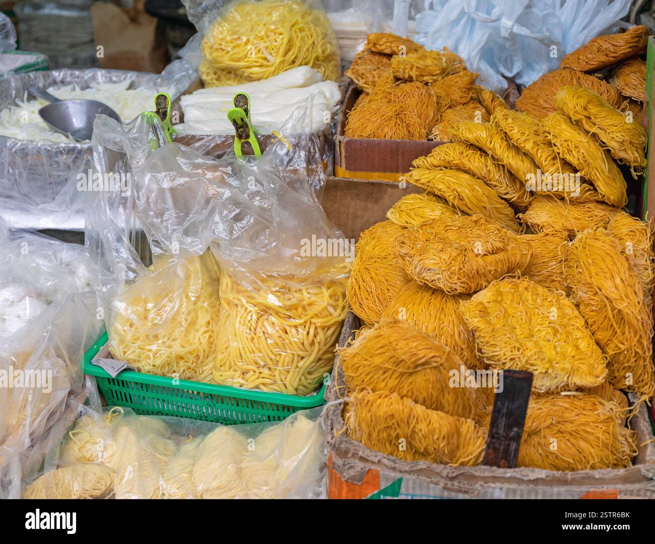 Bunch of dried noodles food in bulk boxes hi-res stock photography and ...