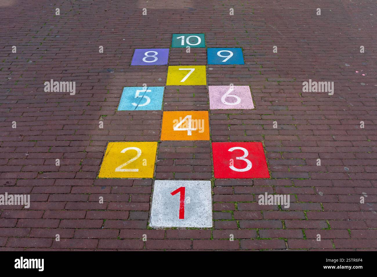 Hopscotch court hi-res stock photography and images - Alamy