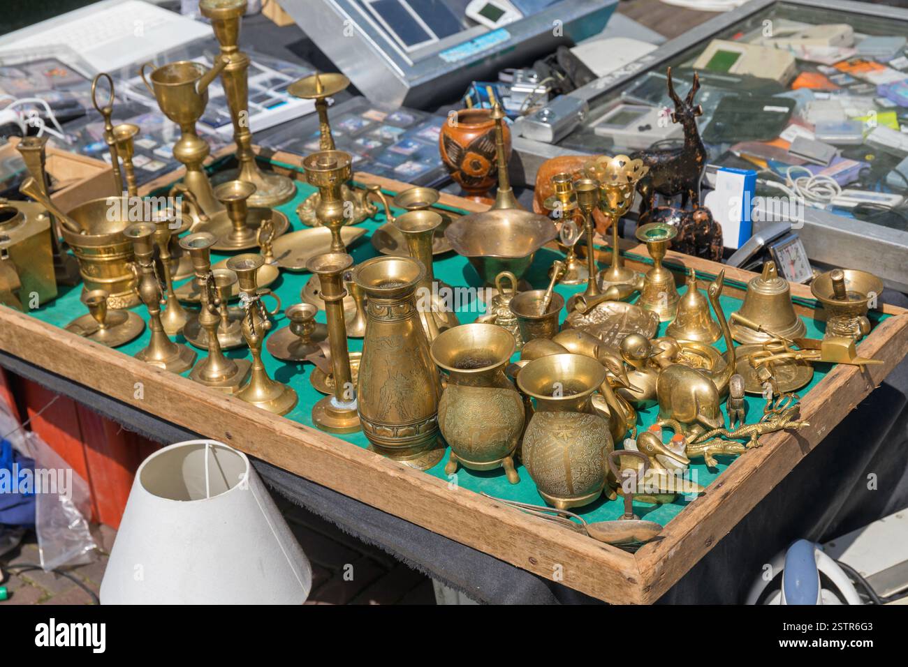 Brass objects flea market hi-res stock photography and images - Alamy