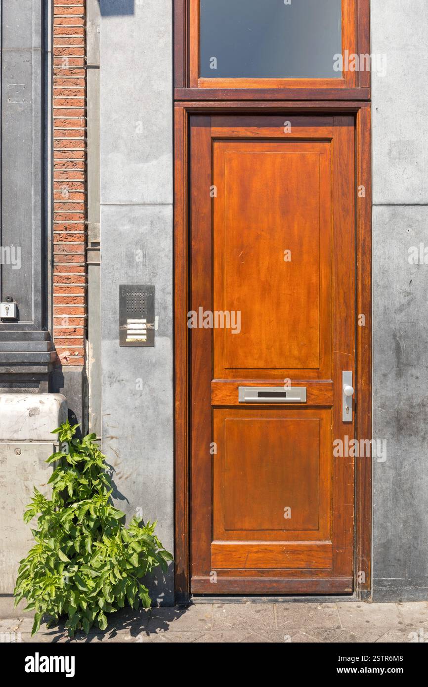 Narrow door hi-res stock photography and images - Alamy