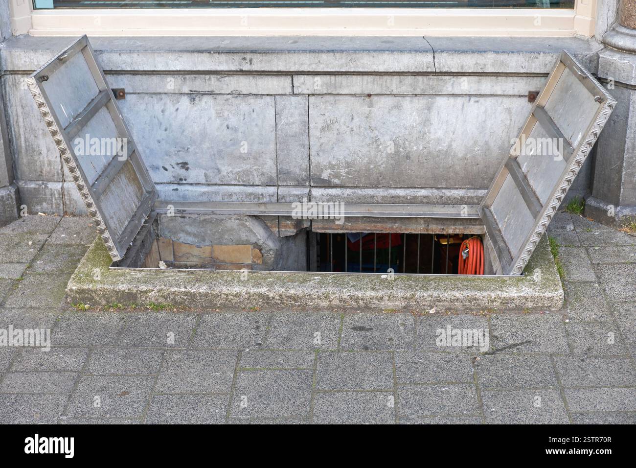 Cellar doors hi-res stock photography and images - Alamy