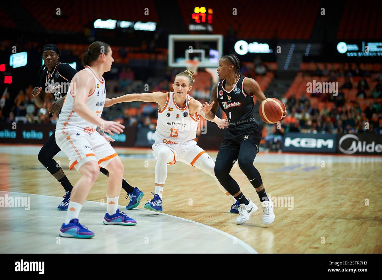 Leo Fiebich of Valencia basket (L) and Yvone Anderson of CIMSA CBK ...
