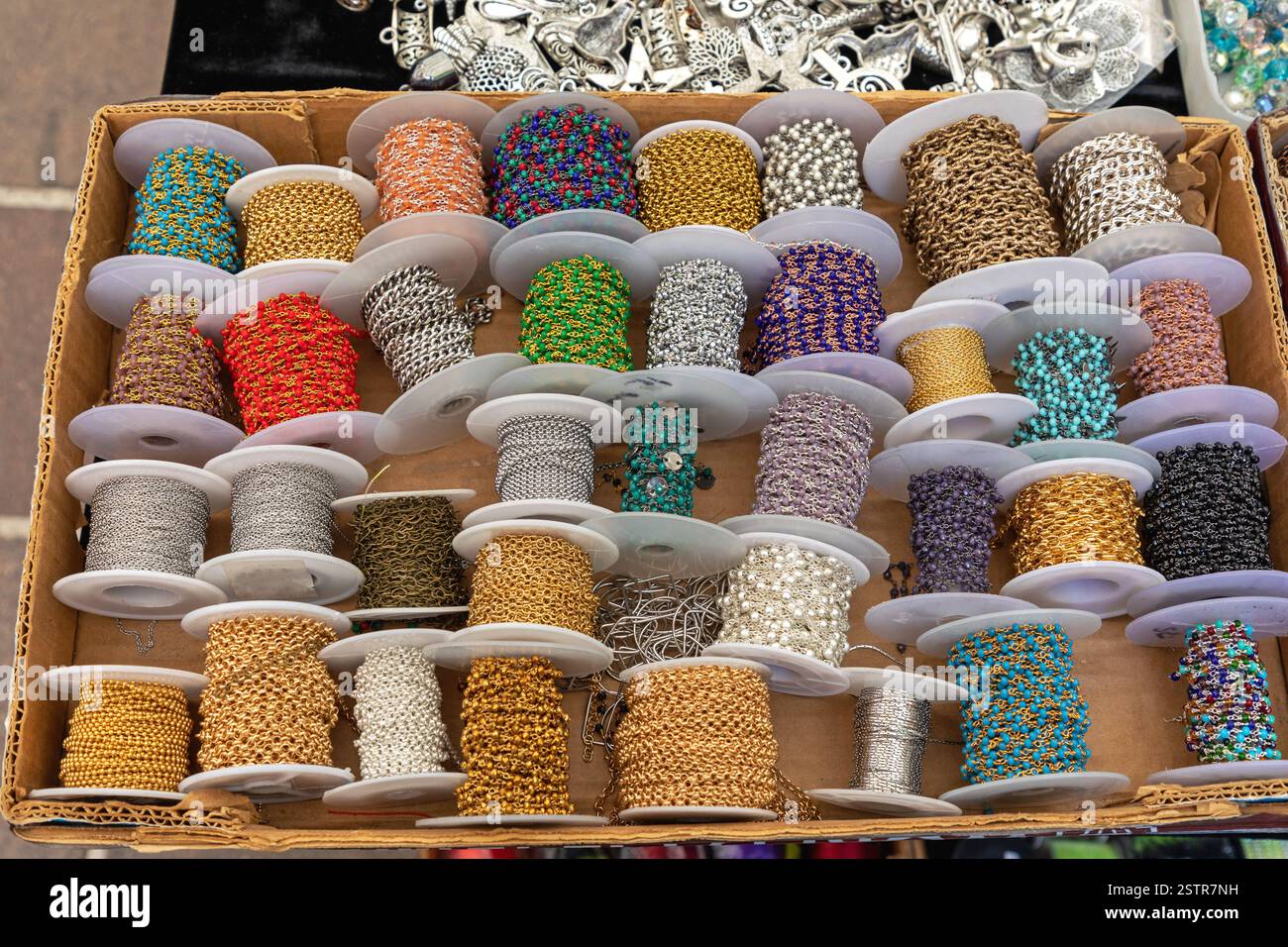 Plastic chains hi-res stock photography and images - Alamy