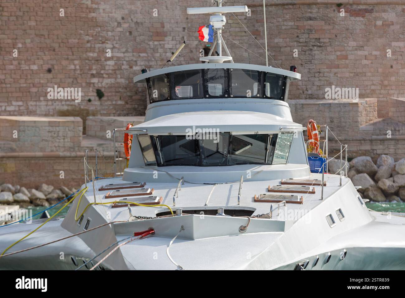 Very fast boat hi-res stock photography and images - Alamy